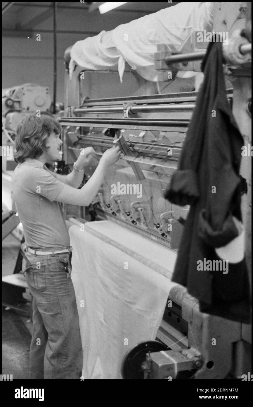 1970s factory workers leaving hi-res stock photography and images - Alamy