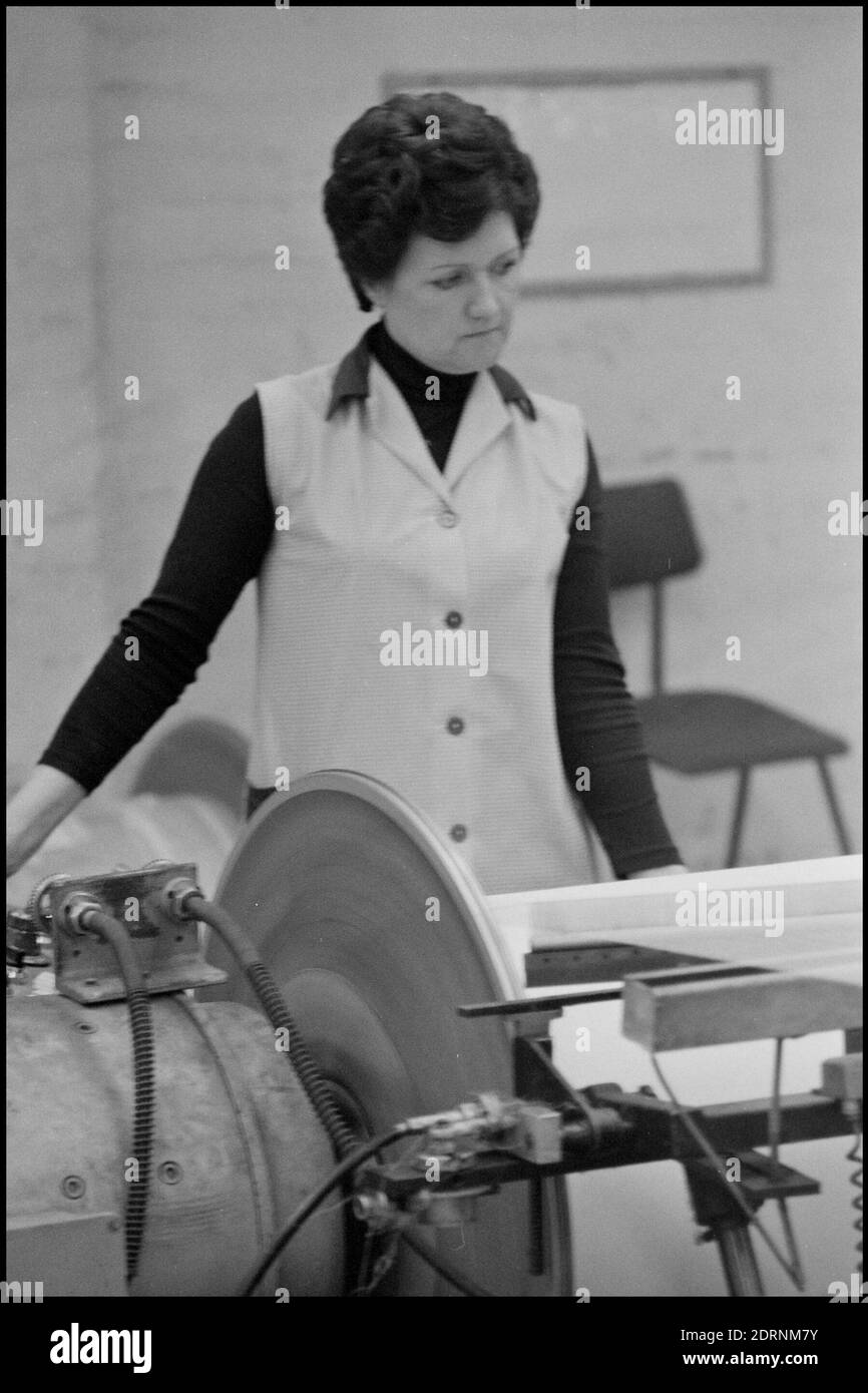 1970s factory workers leaving hi-res stock photography and images - Alamy