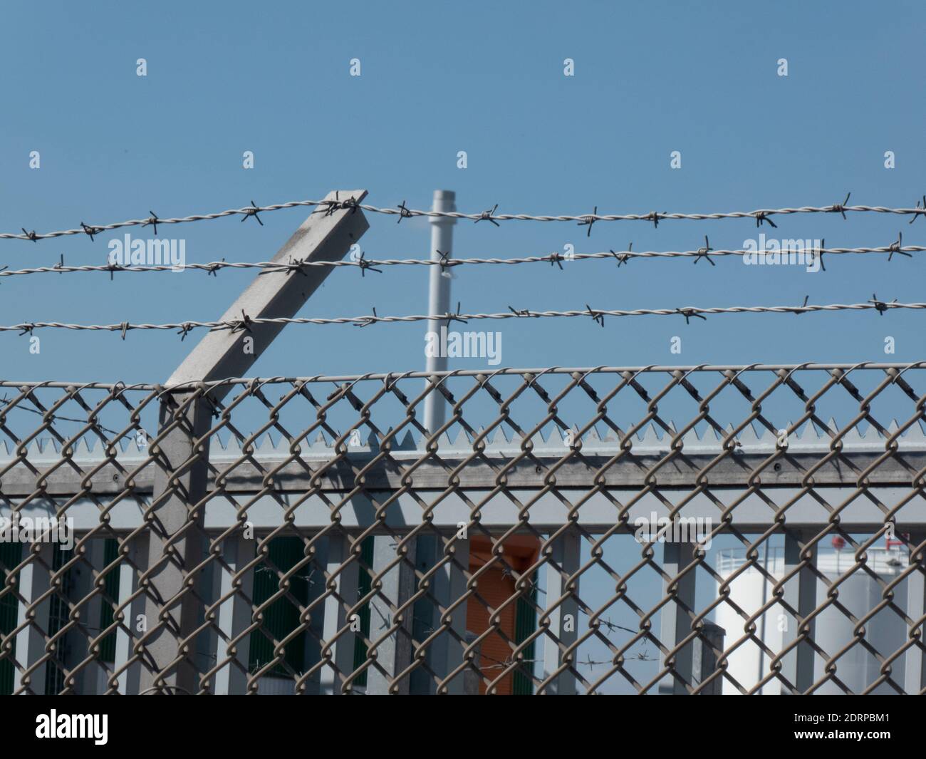 Barbed wire barrier hi-res stock photography and images - Alamy