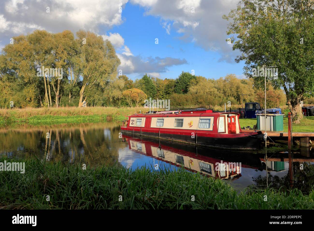 Narrowboats in Ferry Meadows country park, Peterborough, Cambridgeshire ...