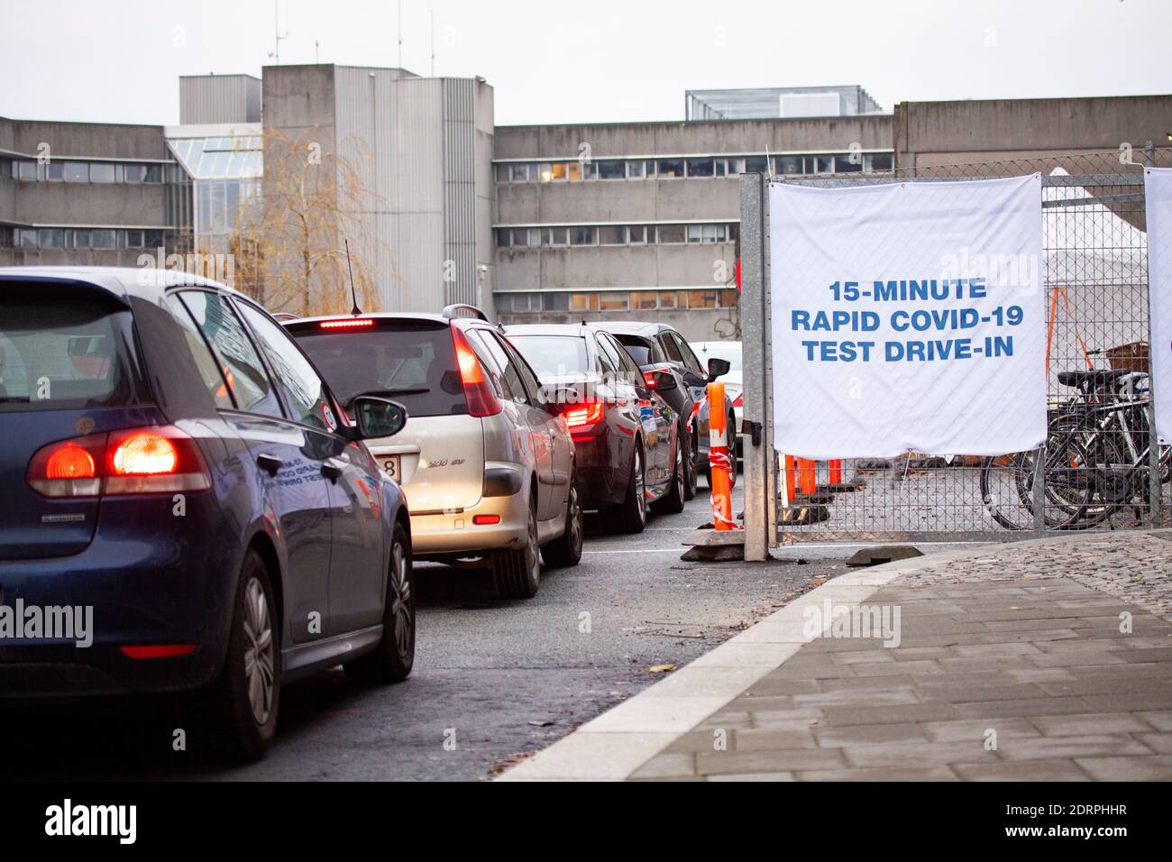 People in cars are queuing in front of a center coronavirus quick test ...