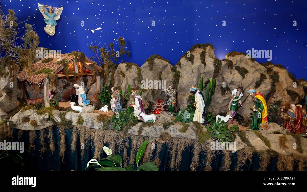 christmas scene, showing nativity scene without baby jesus - end of ...