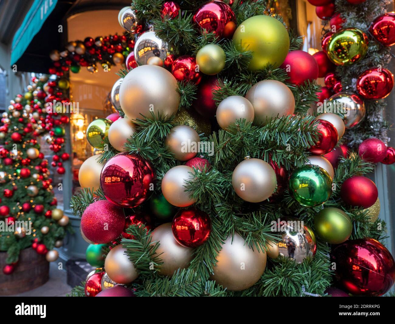 The ivy restaurant festive hi-res stock photography and images - Alamy