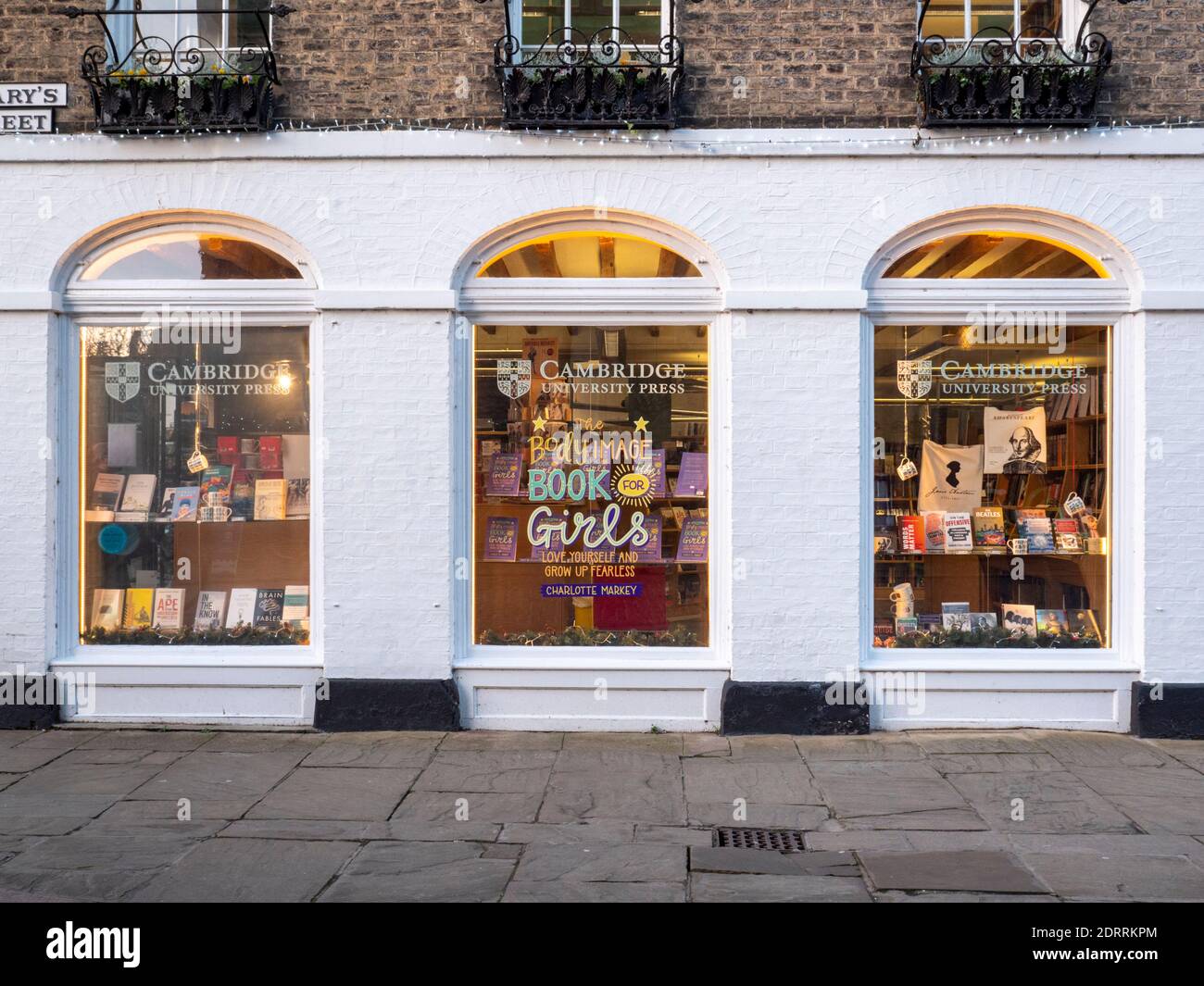 Bookshop window hi-res stock photography and images - Alamy