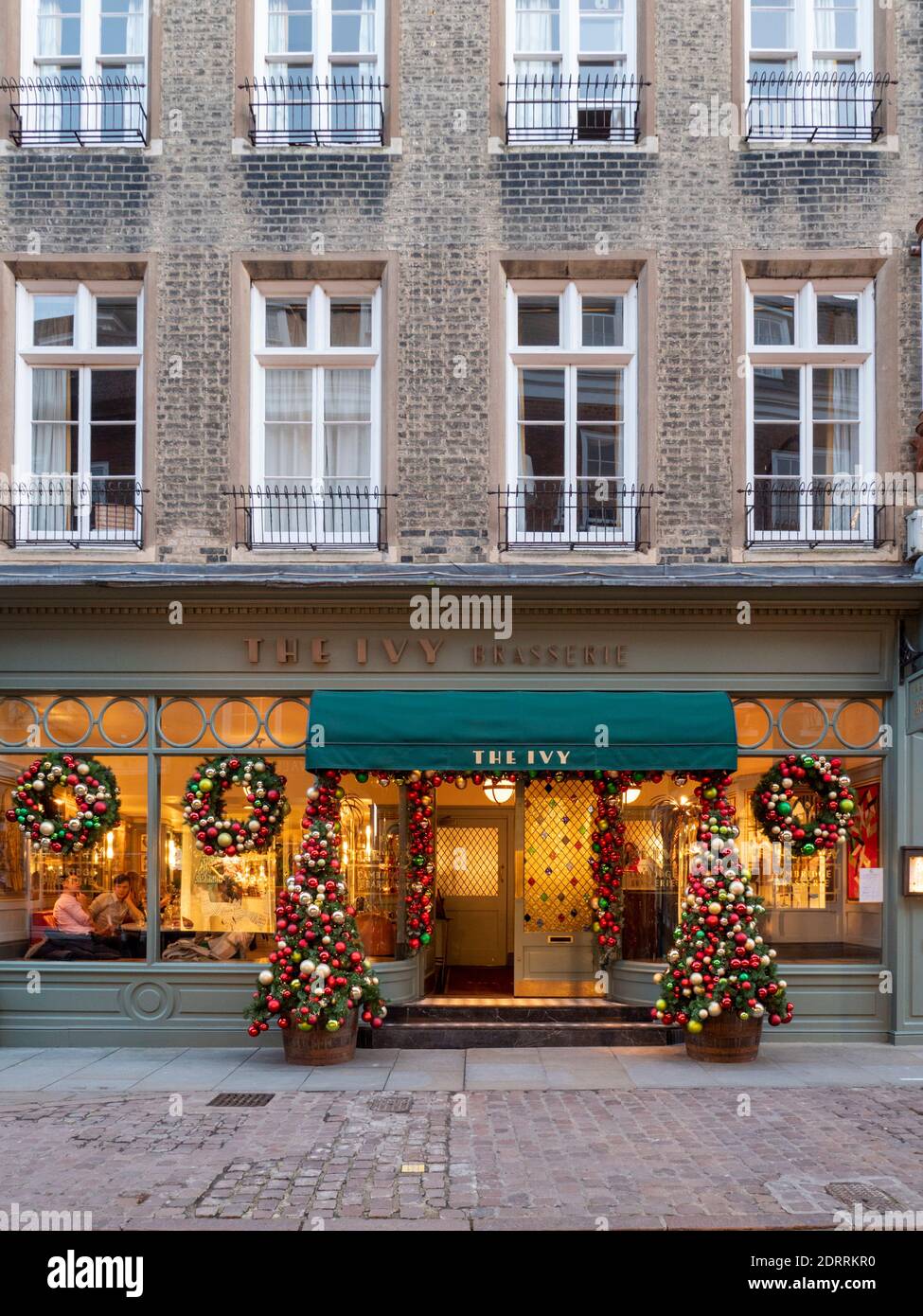 The ivy restaurant decorations hi-res stock photography and images - Alamy