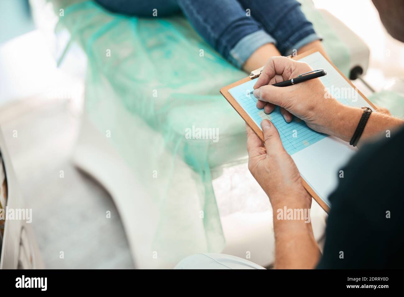 Male hand writing notes hi-res stock photography and images - Alamy