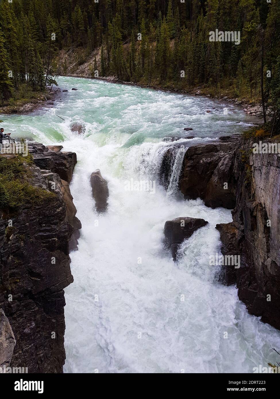 Sunwapta Lake High Resolution Stock Photography and Images - Alamy