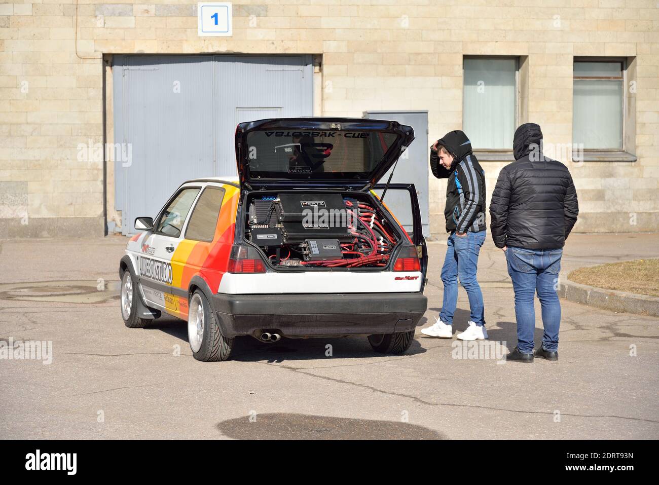 Wheelbarrow stunt hi-res stock photography and images - Alamy