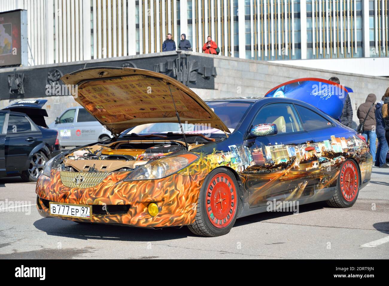 Wheelbarrow stunt hi-res stock photography and images - Alamy
