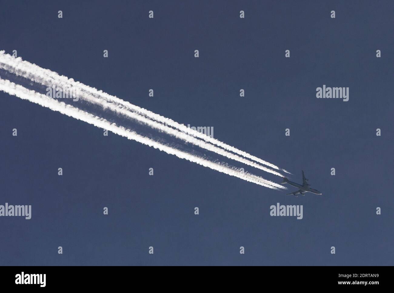 Thick contrails hi-res stock photography and images - Alamy