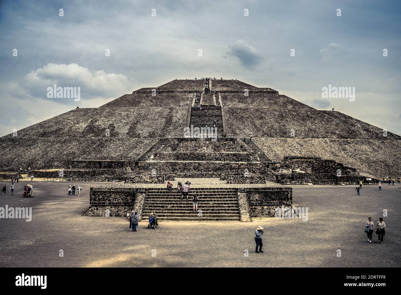 TEOTIHUACAN, MEXICO - Dec 12, 2018: Vista Frontal de la Piramide del ...