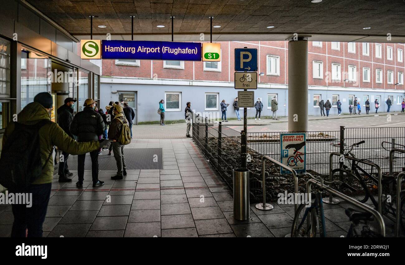 Hamburg, Germany. 21st Dec, 2020. A long queue has formed at Helmut ...