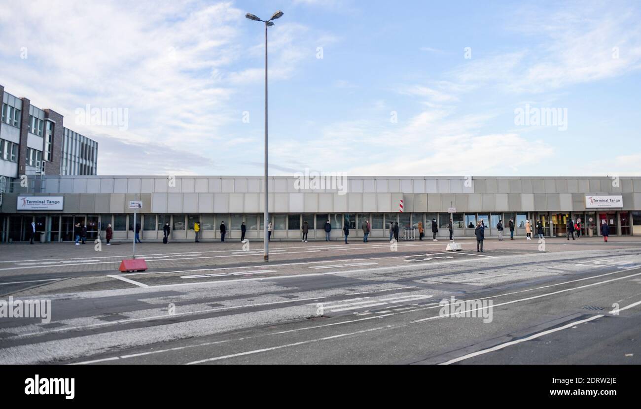 Hamburg, Germany. 21st Dec, 2020. A long queue has formed at Helmut ...