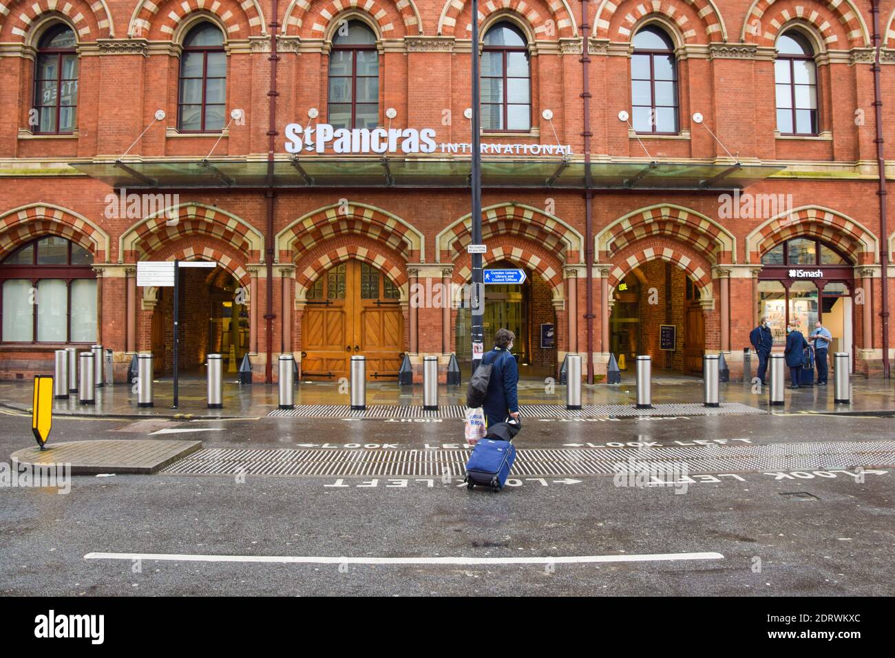 Exterior view of the Eurostar terminal entrance at St Pancras ...