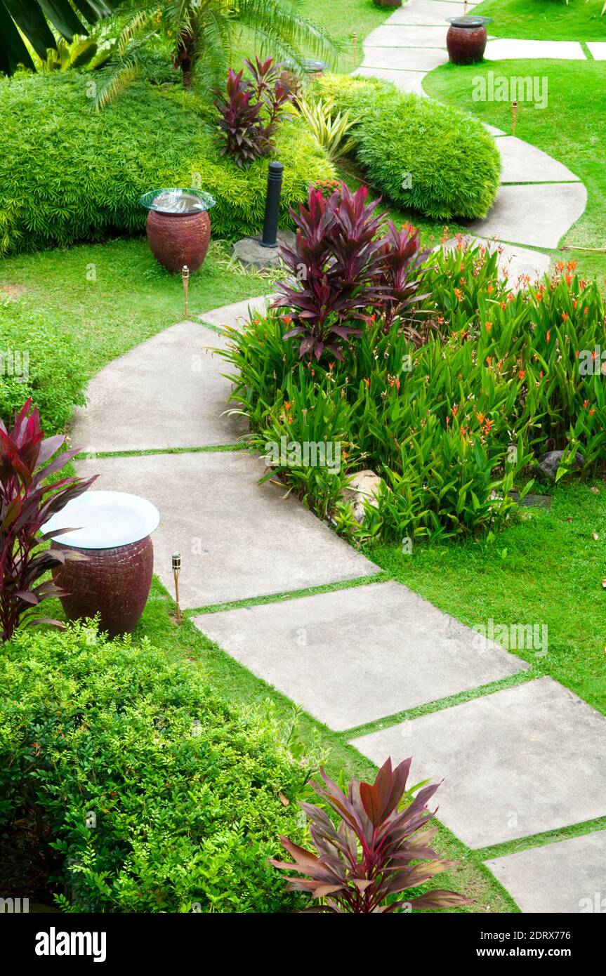 Stepping stone path in lawn hi-res stock photography and images - Alamy