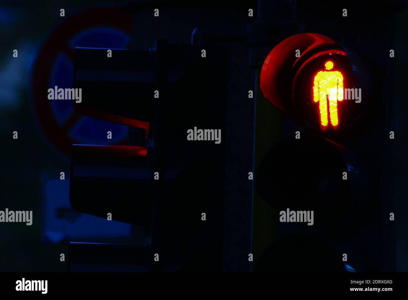Orange traffic light close up hi-res stock photography and images - Alamy