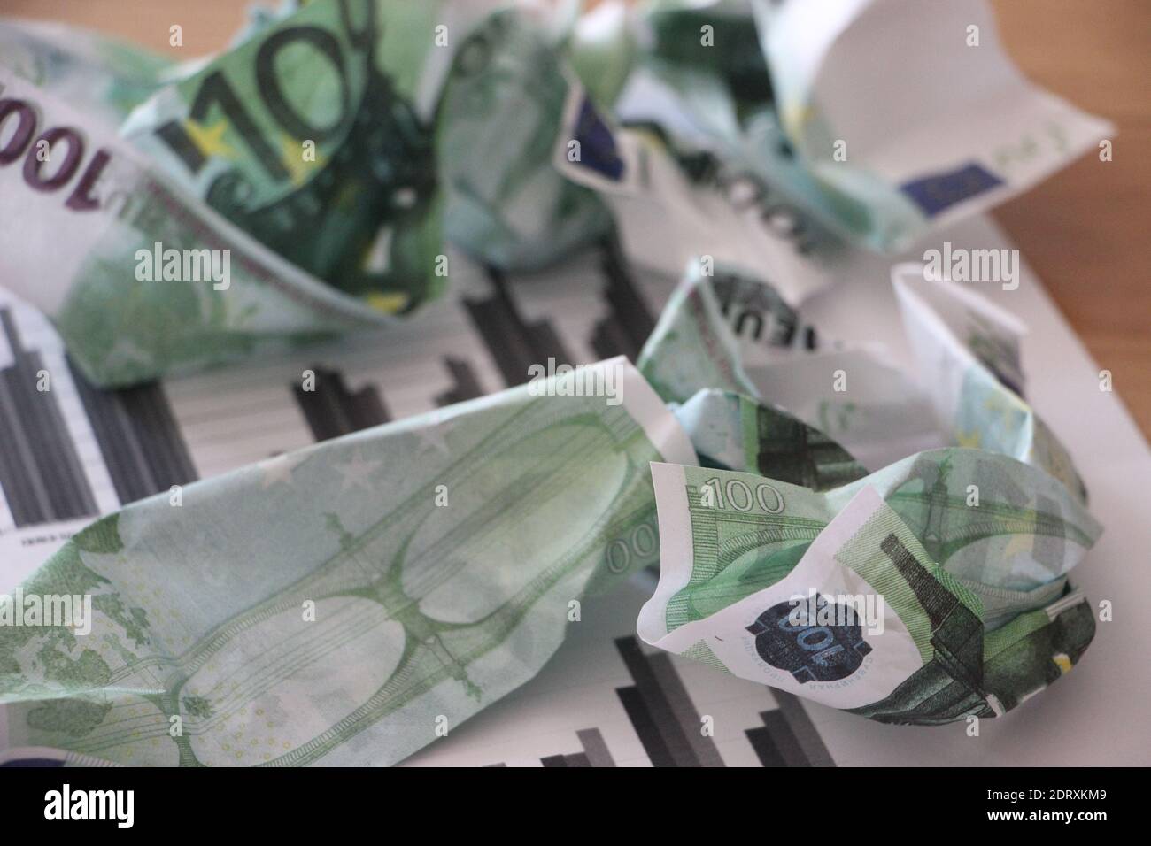 Crumpled money change hi-res stock photography and images - Alamy