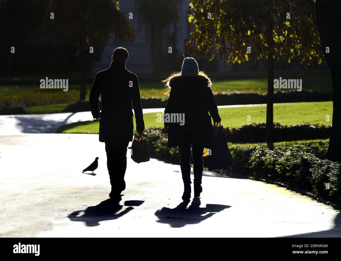 London, England, UK. Man and woman walking through Victoria Embankment ...