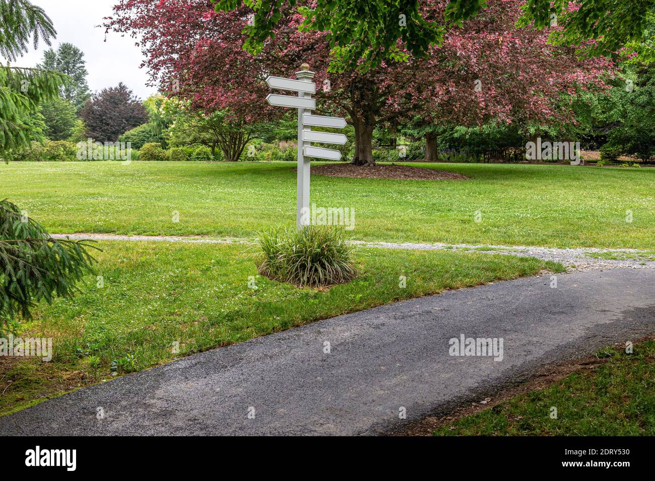Garden guide path road hi-res stock photography and images - Alamy