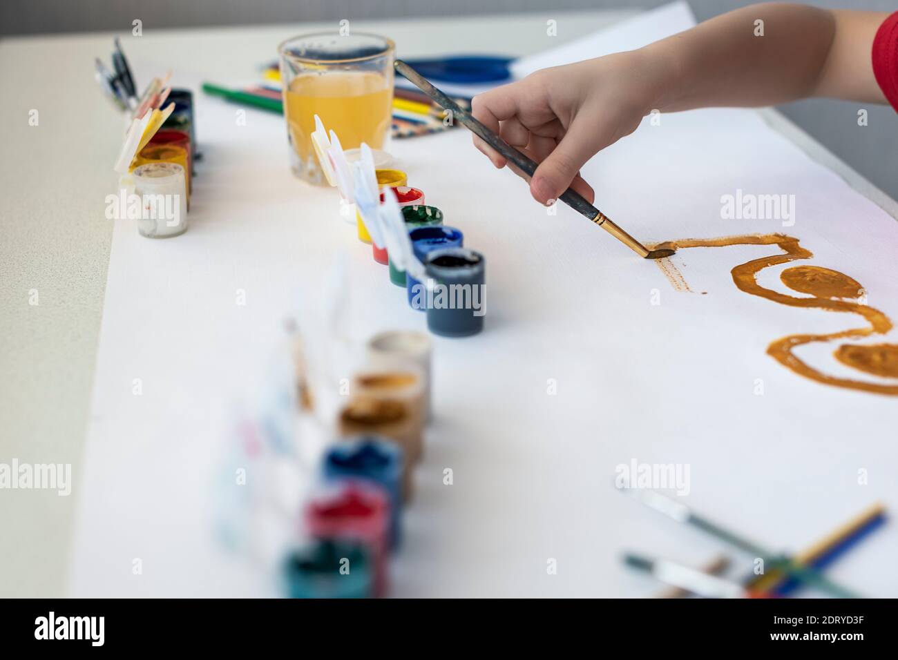 selective focus photo of a little boy's hand, with a paintbrush ...