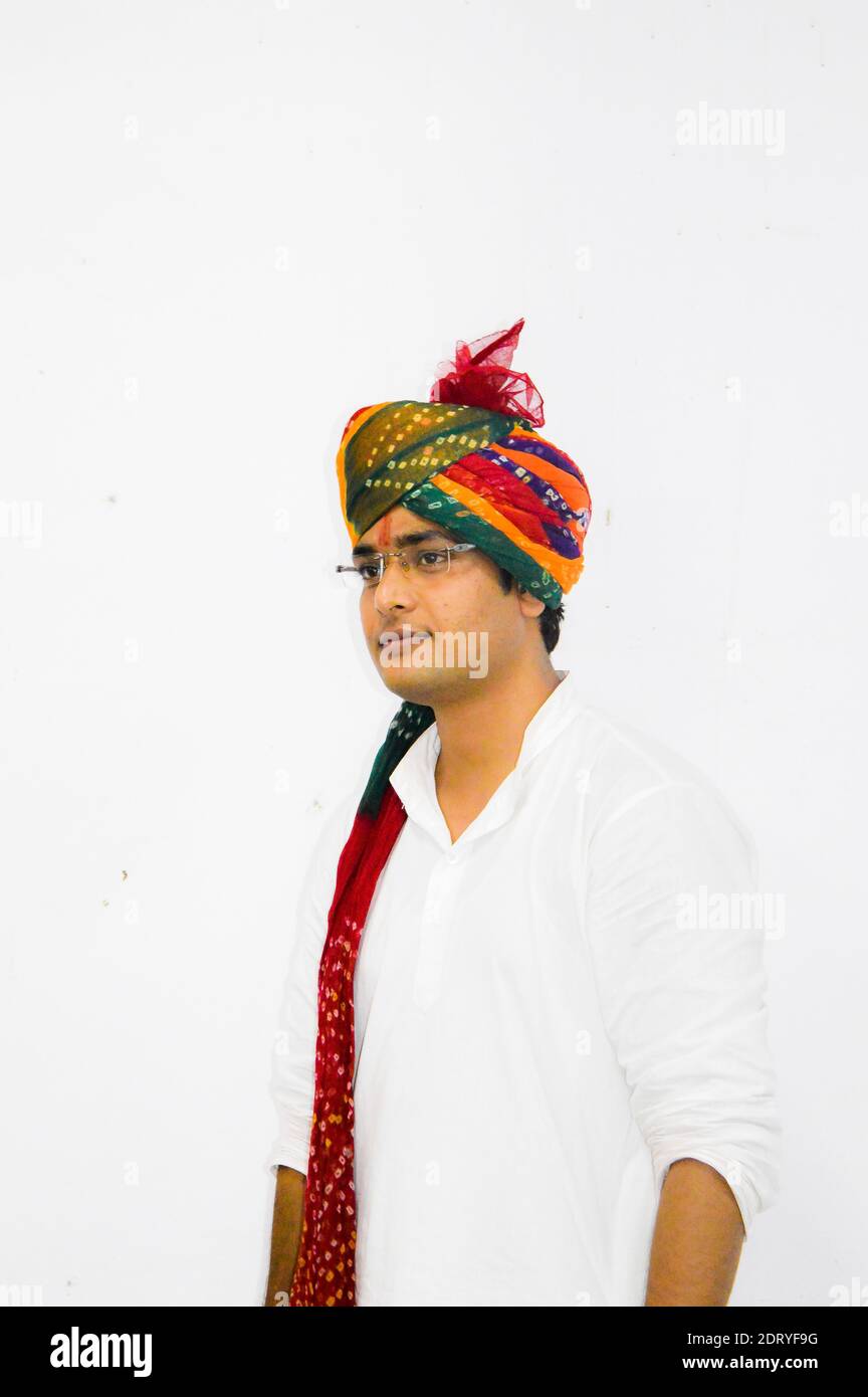 White turban headdress hi-res stock photography and images - Alamy