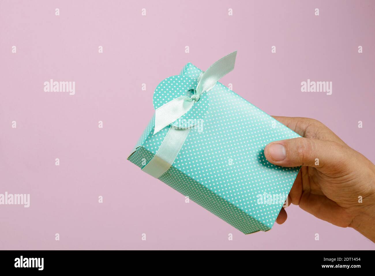 hand holding a gift box being delivered to someone Stock Photo - Alamy