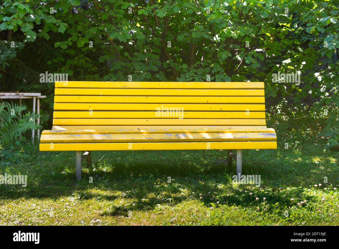 Outside nature outdoors bench hot hi-res stock photography and images ...