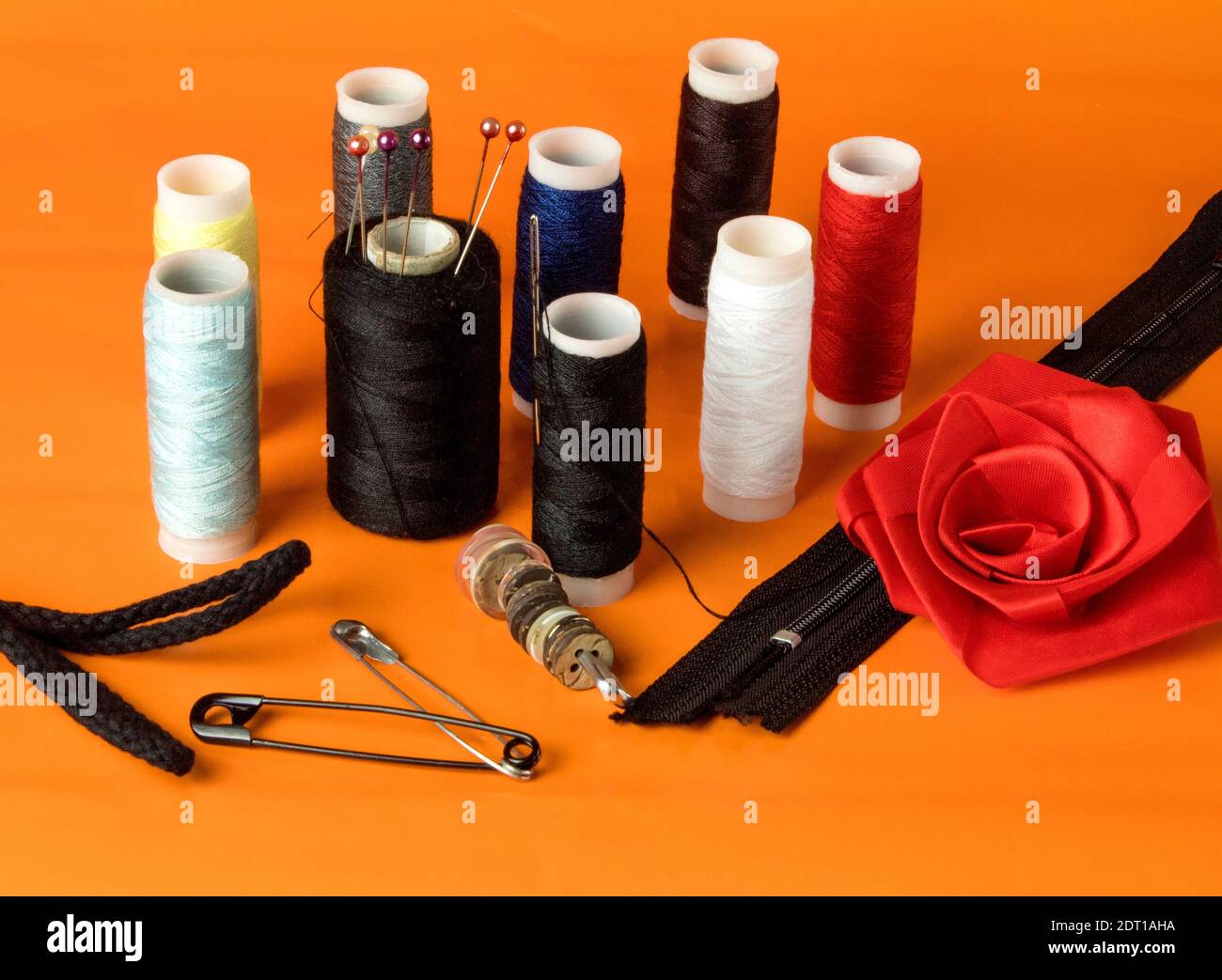 Set tailoring tools threads hi-res stock photography and images - Alamy