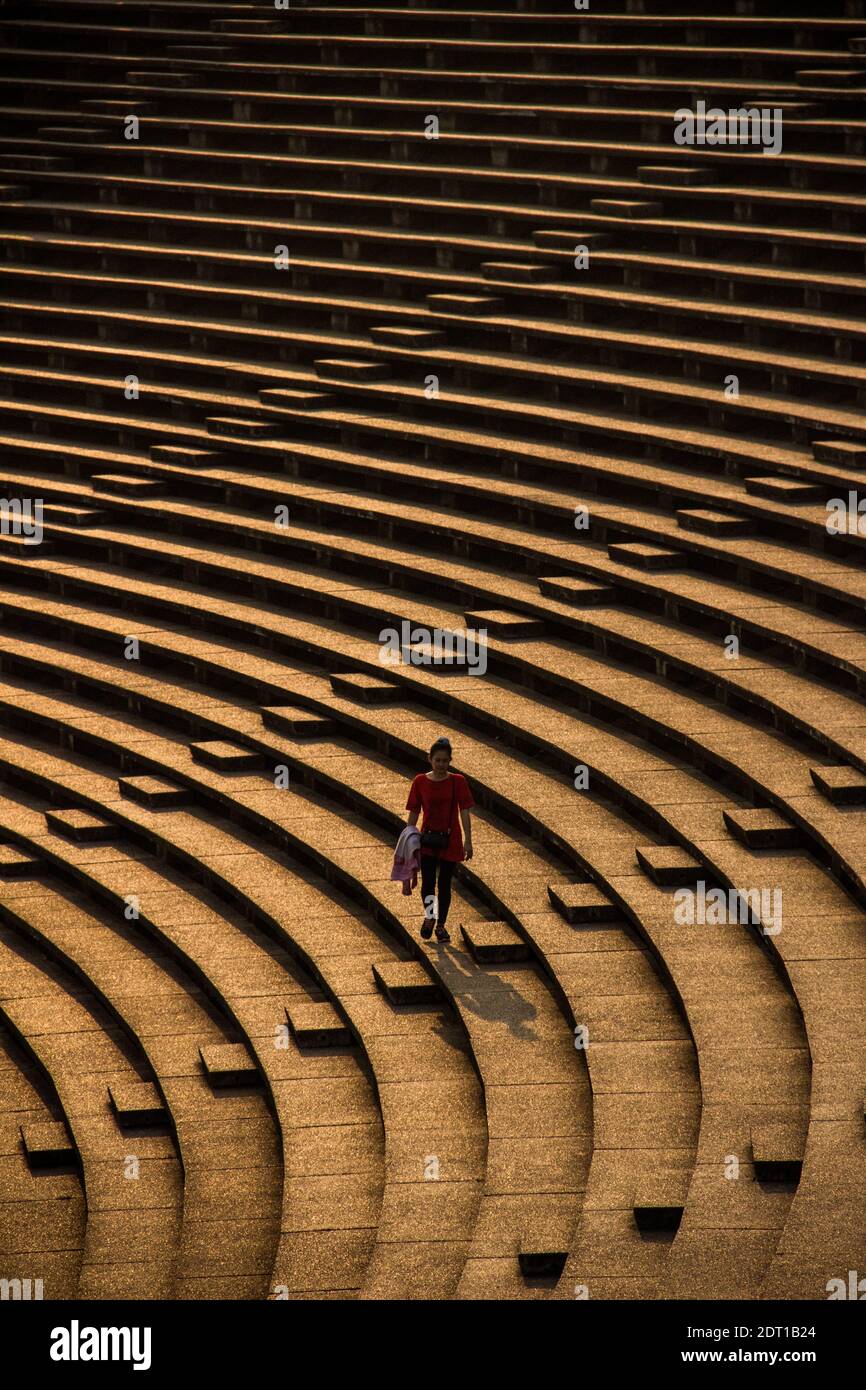 KHM - PHNOM PENH THE INHARMONIOUS Portrait of Phnom Penh, the capital ...