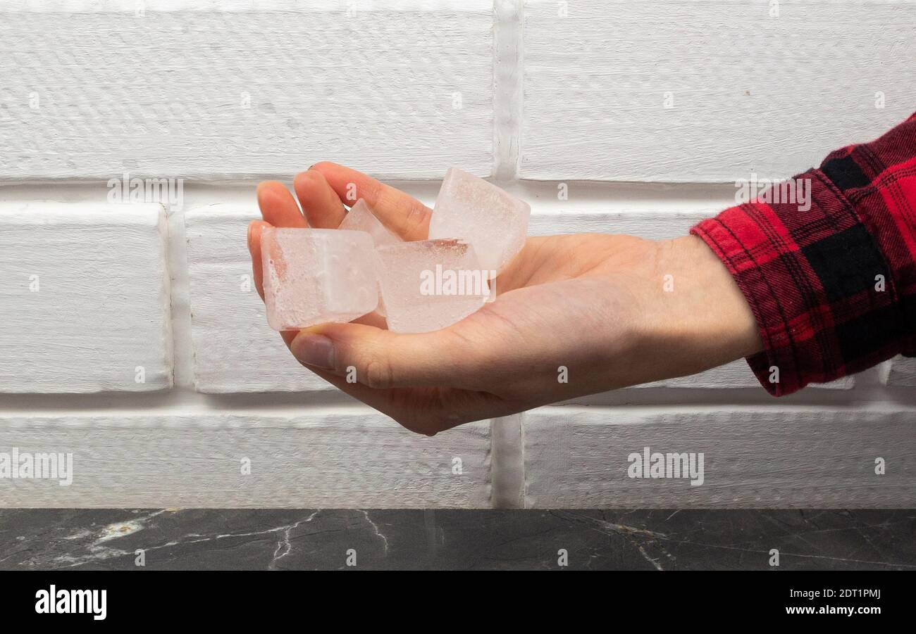 Female hand holds ice cubes cocktail ingredient Stock Photo - Alamy