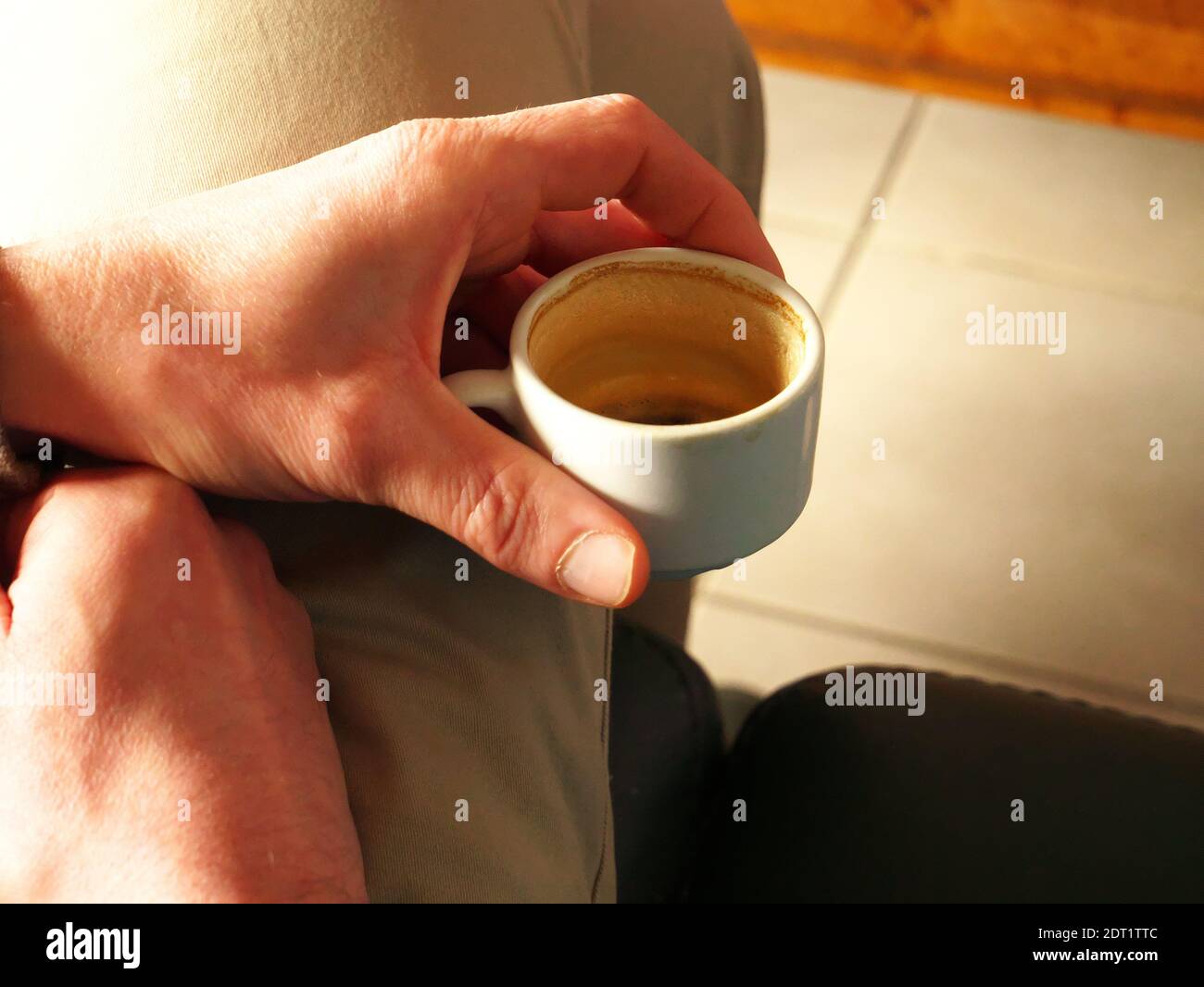 Hand and coffee cup hi-res stock photography and images - Alamy