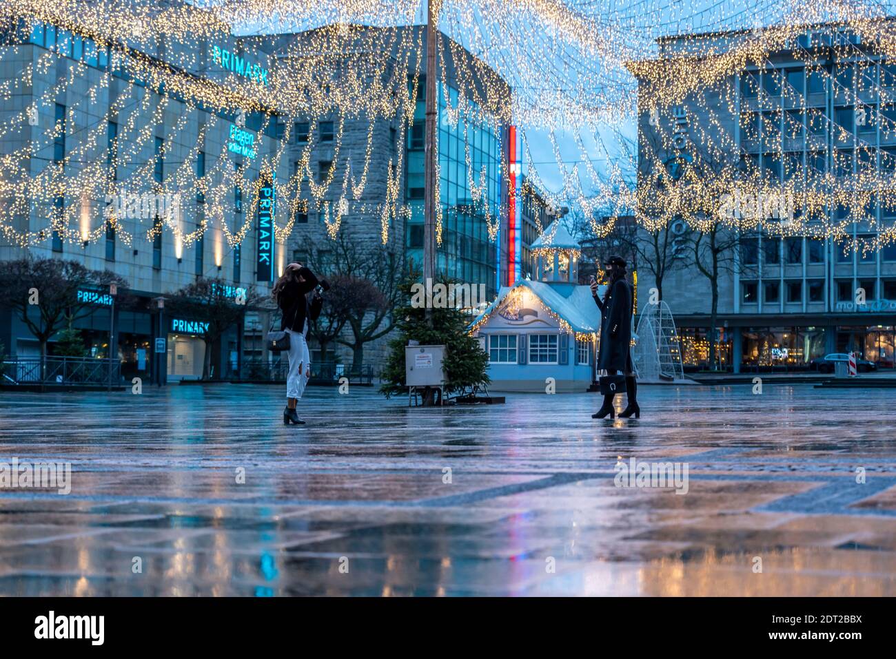 Christmas lockdown in the Corona Crisis, empty shopping street, closed ...