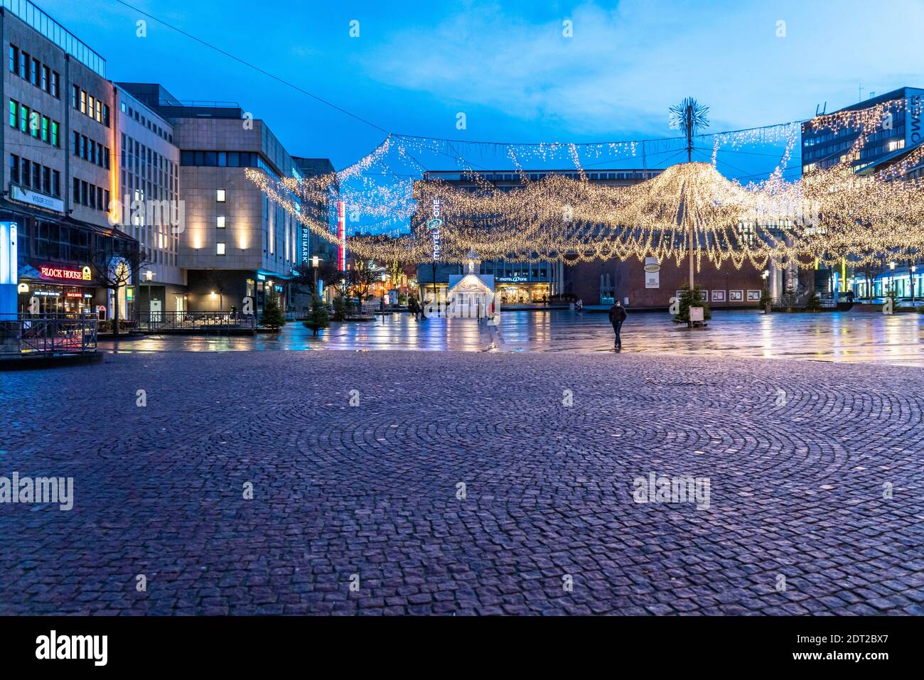Christmas lockdown in the Corona Crisis, empty shopping street, closed ...