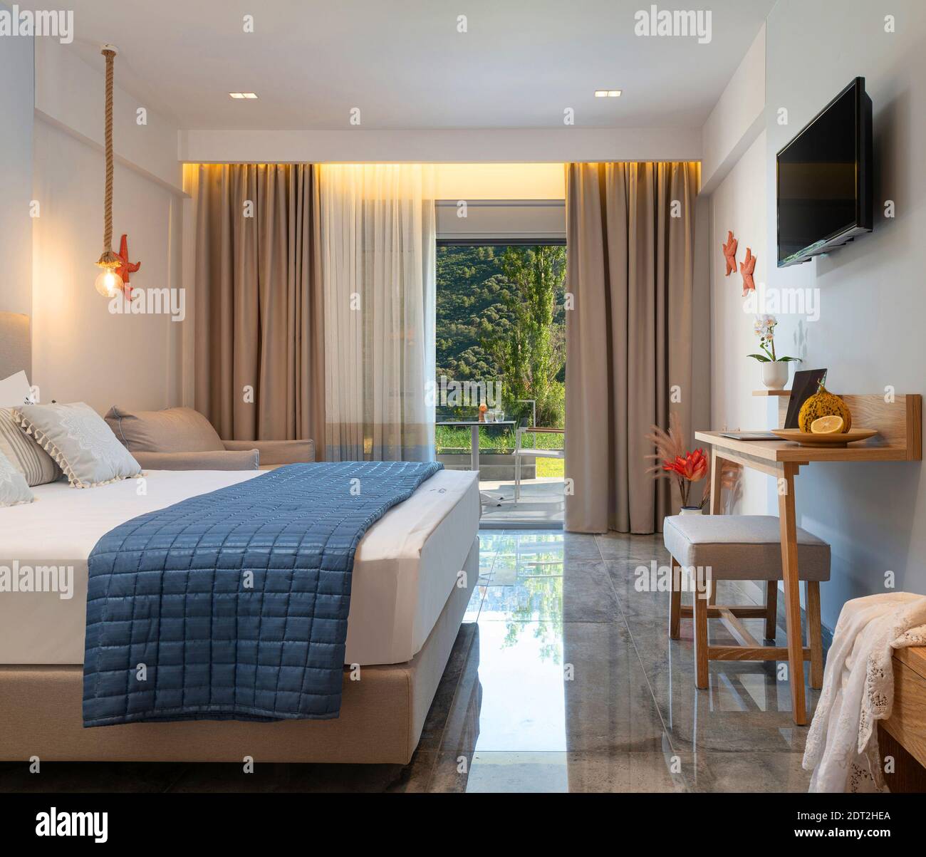 Open space bedroom hi-res stock photography and images - Alamy