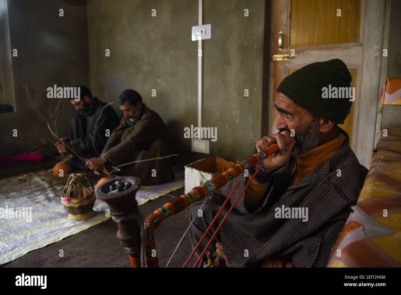 Man smoking hukka hi-res stock photography and images - Alamy