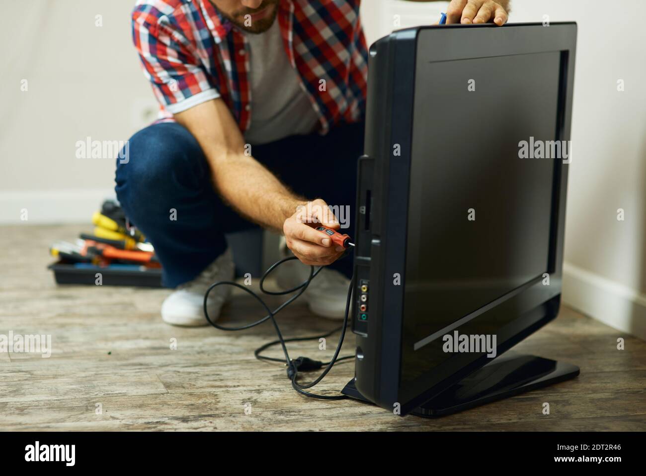 Fixing tv hi-res stock photography and images - Alamy