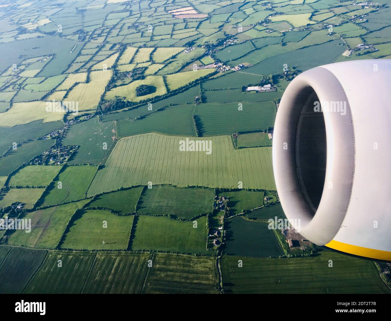 Airplane flying over agricultural field hi-res stock photography and ...
