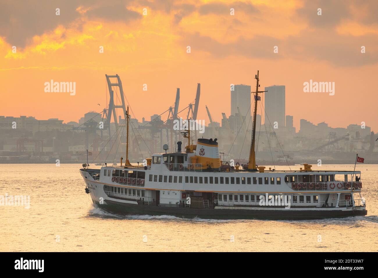 General view of city line ferries sailing in Istanbul Bosphorus, Turkey ...
