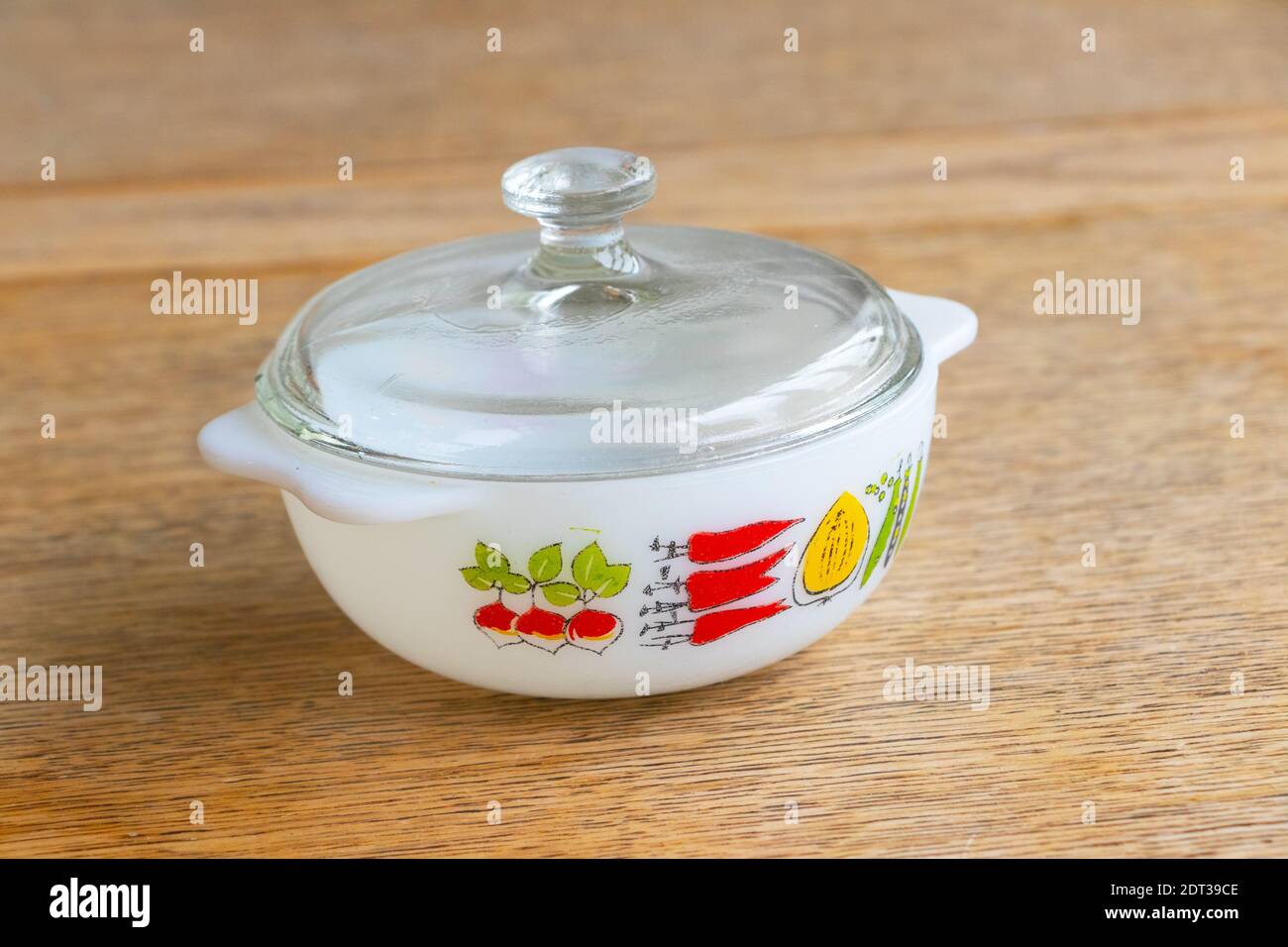 1960s Pyrex dish in Harvest pattern with lid Stock Photo - Alamy