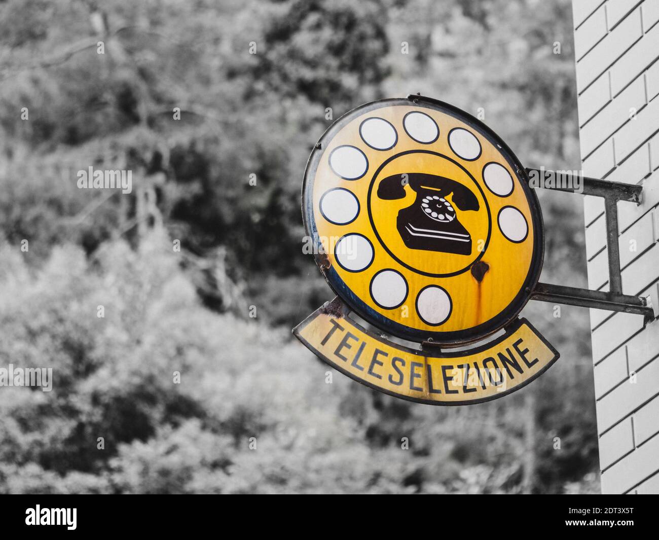 Vintage telephone sign hi-res stock photography and images - Alamy