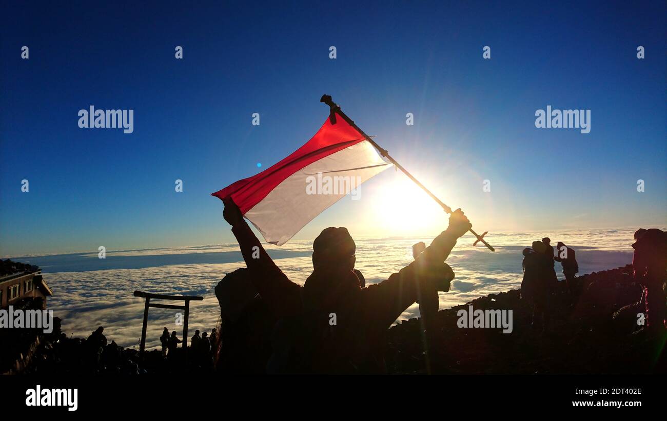 Rising the flag hi-res stock photography and images - Alamy