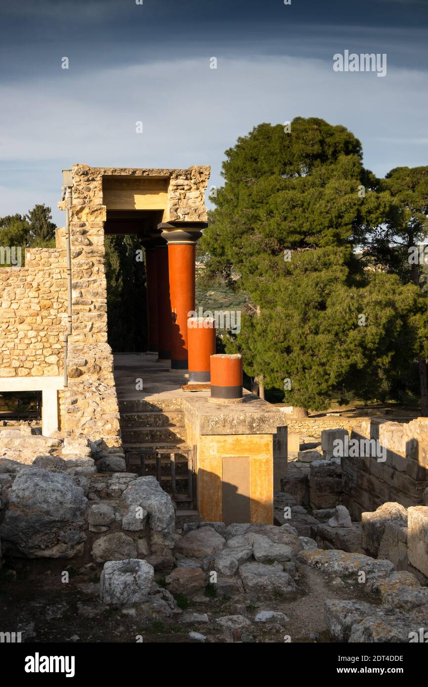 Cracked concrete column hi-res stock photography and images - Alamy