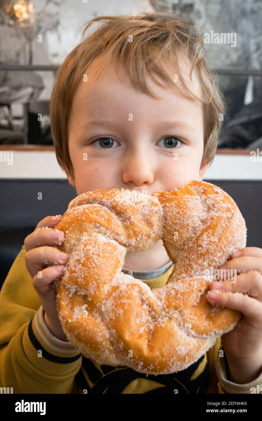 Boys eating snacks hi-res stock photography and images - Alamy