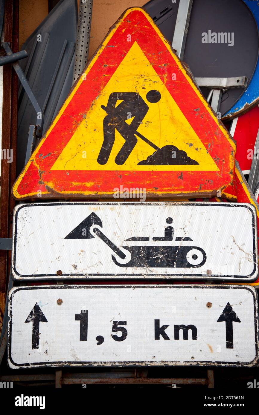 old under construction road sign Stock Photo - Alamy