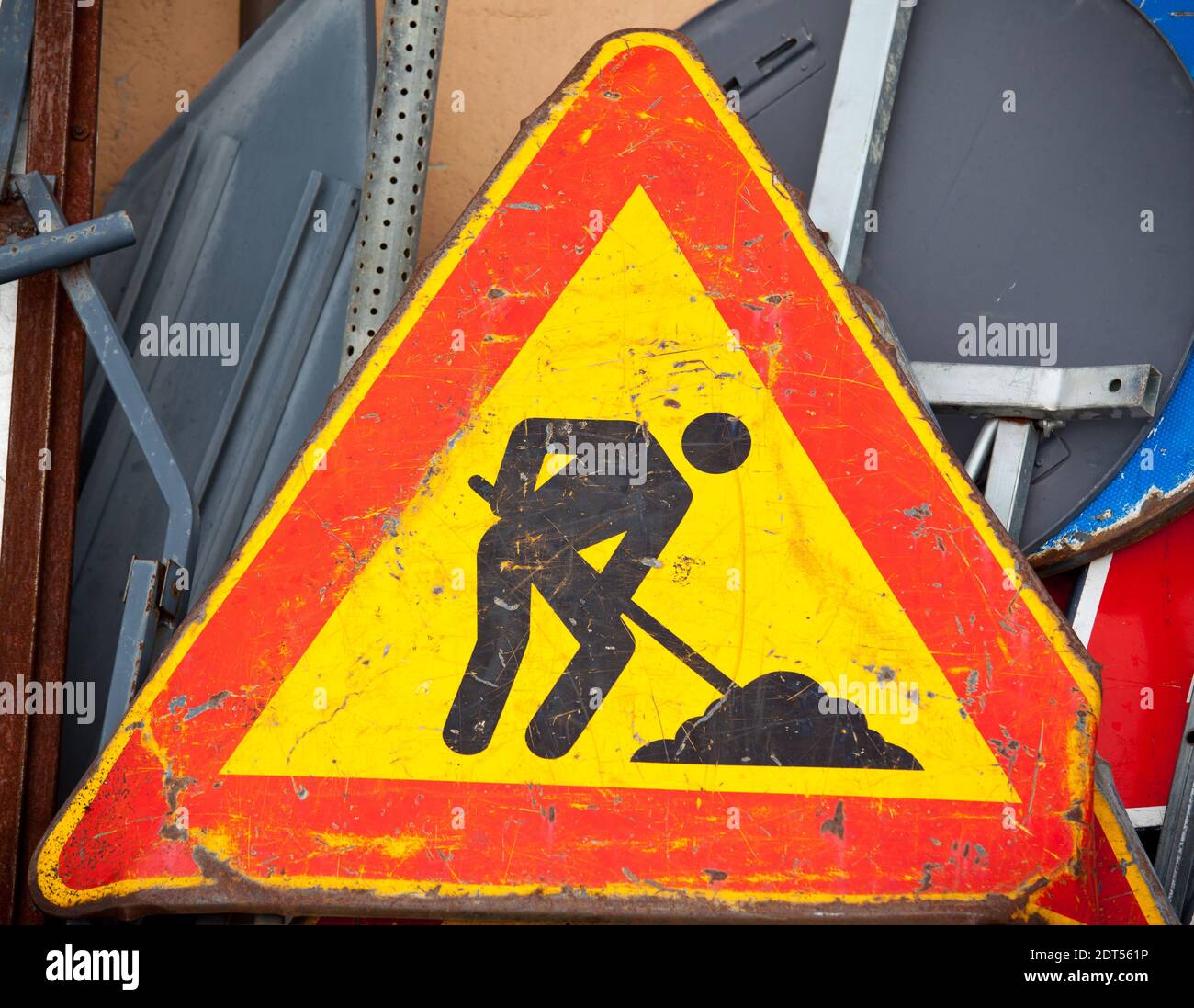 old under construction road sign Stock Photo - Alamy