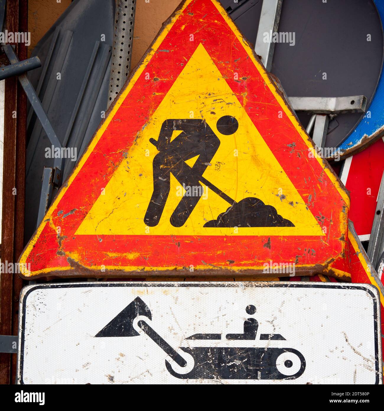 old under construction road sign Stock Photo - Alamy