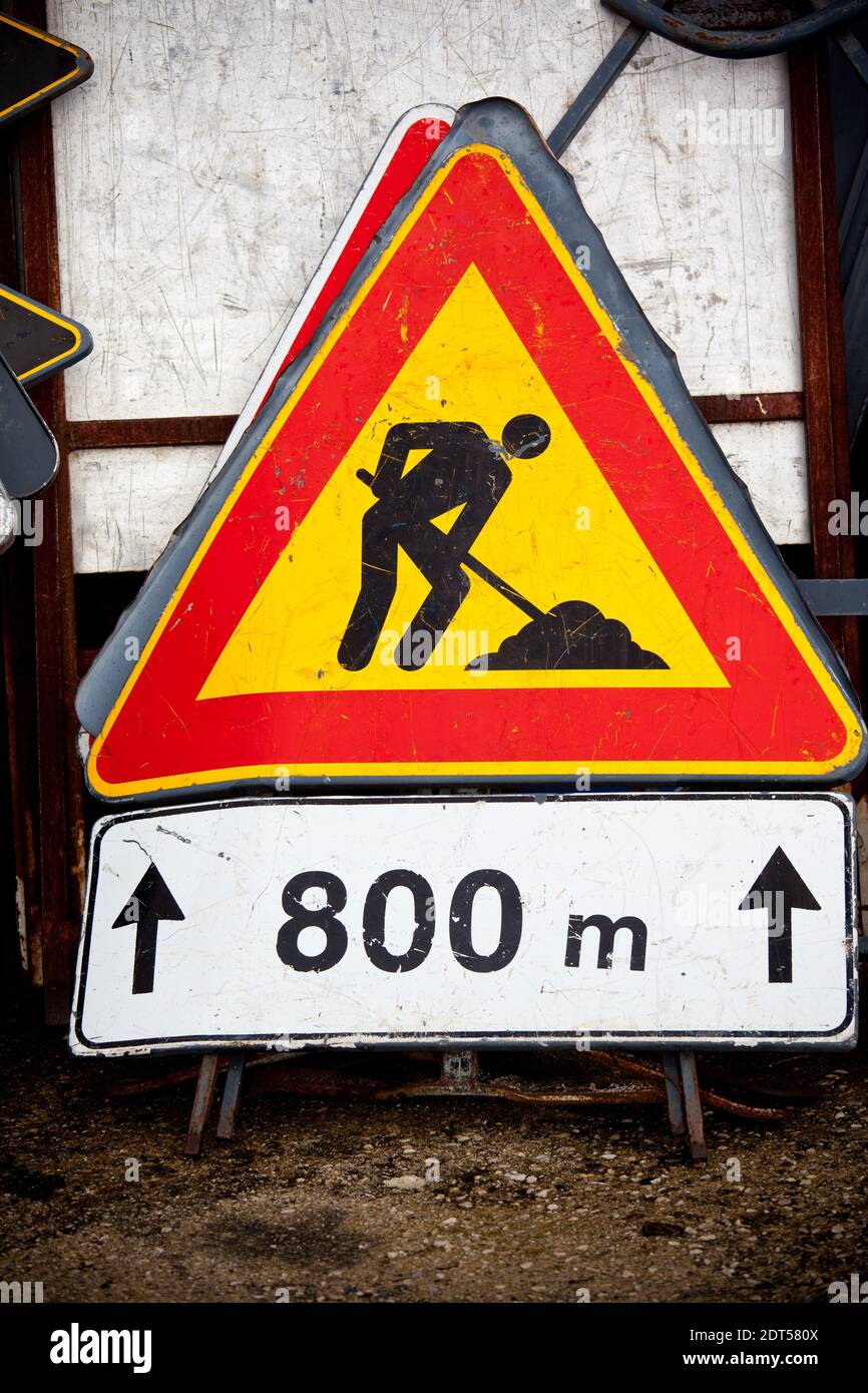 old under construction road sign Stock Photo - Alamy