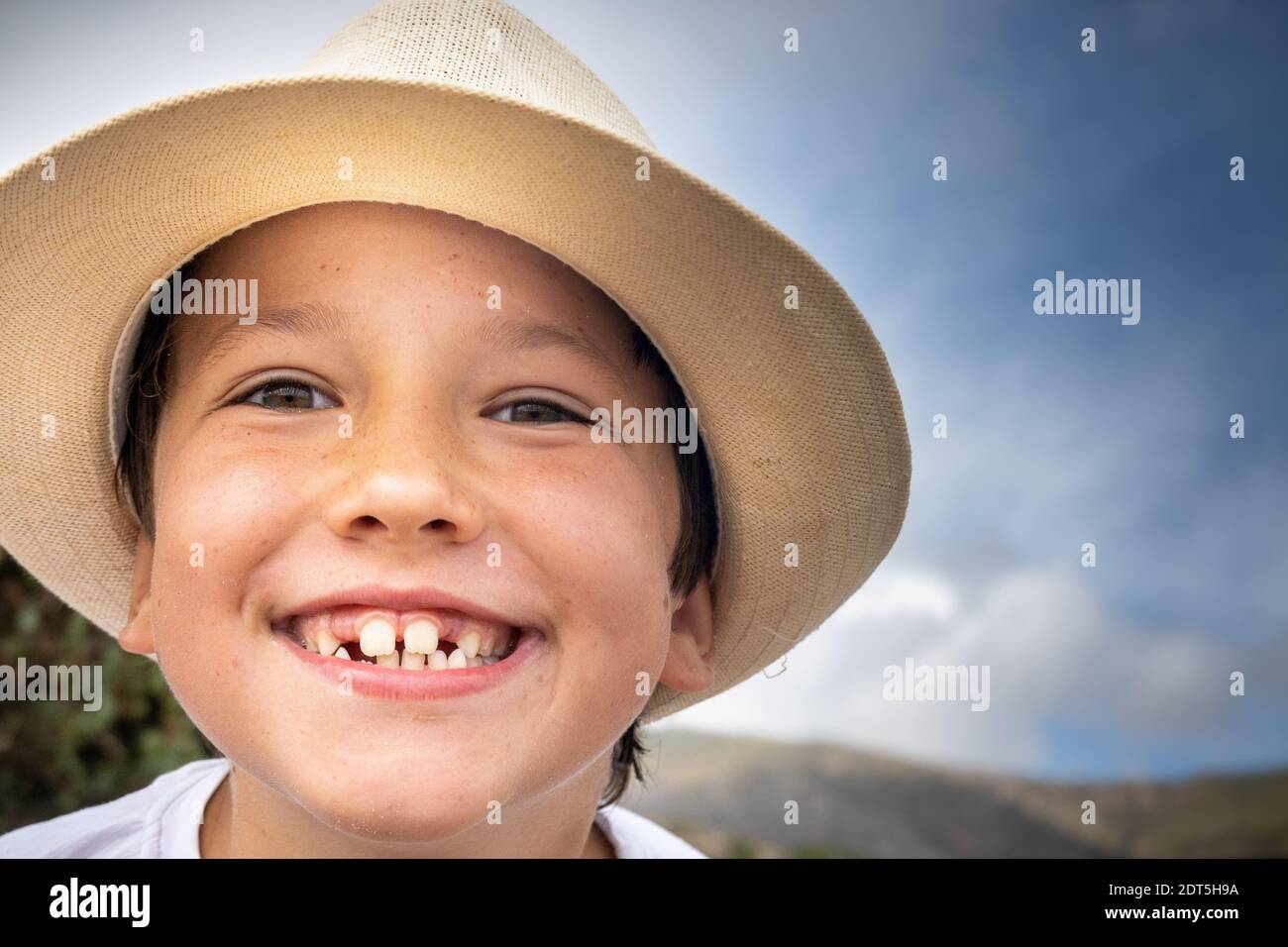 Boy missing teeth smiling hi-res stock photography and images - Alamy