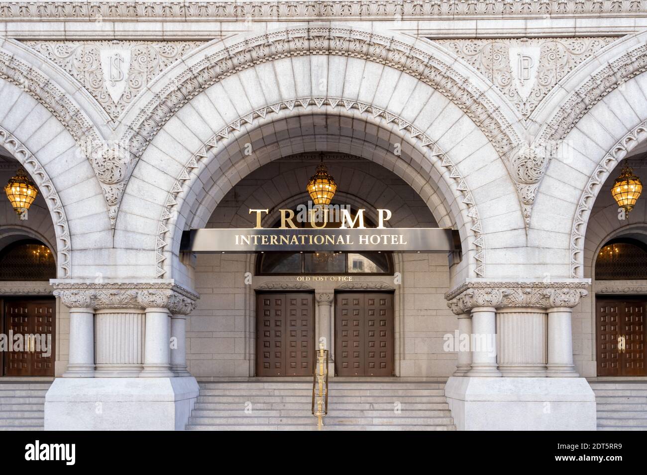 Building and international door hi-res stock photography and images - Alamy