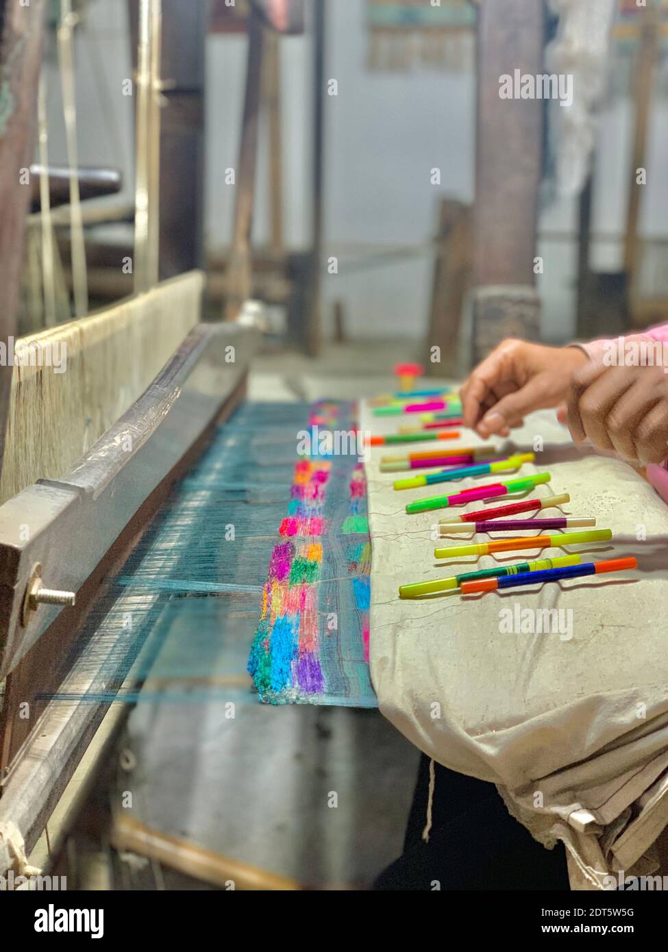 Weaving on handloom hi-res stock photography and images - Alamy